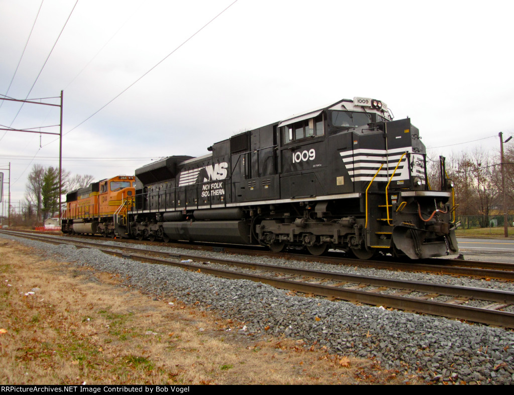 NS 1009 and BNSF 244